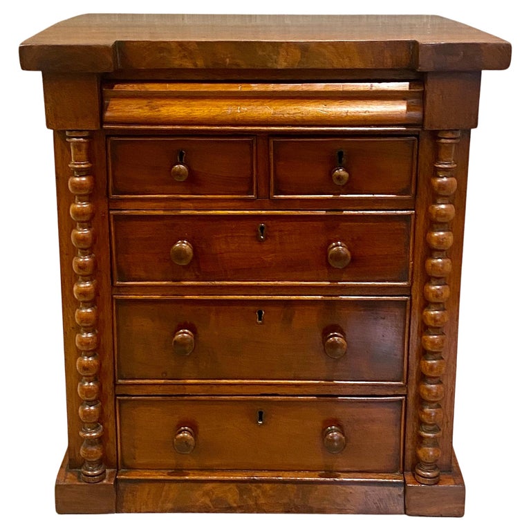 Commode miniature écossaise victorienne en acajou avec colonne torsadée ...