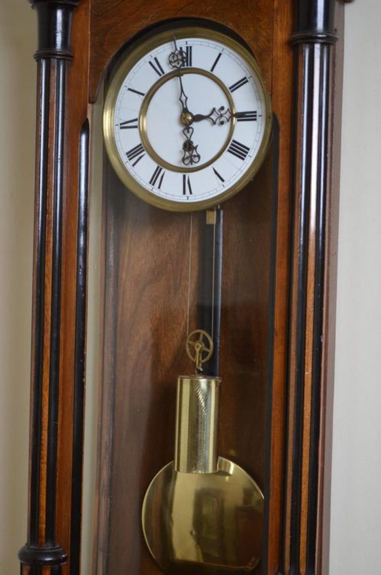 Viktorianische Wiener Uhr aus Nussbaumholz im Angebot bei 1stDibs