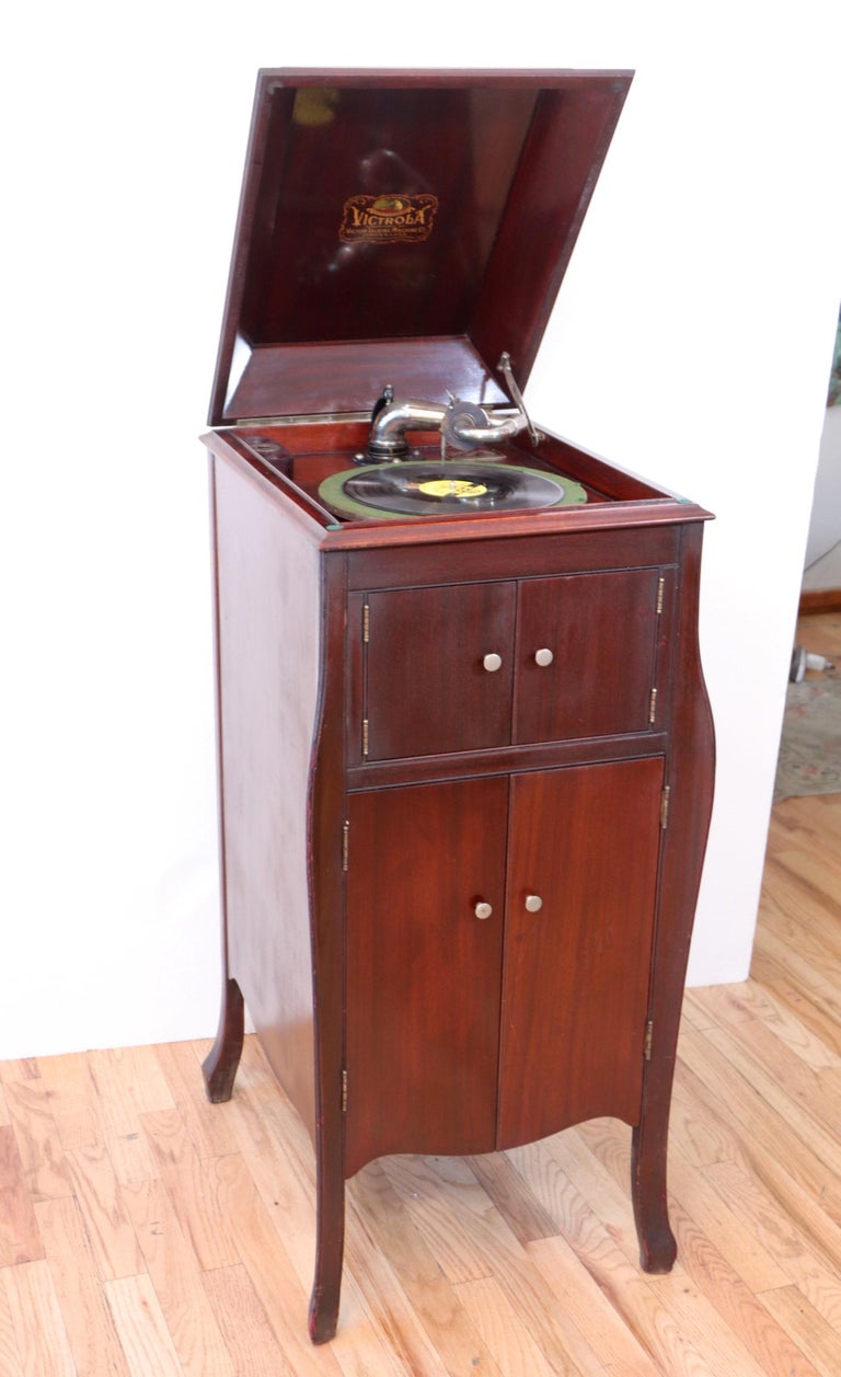 Victrola VV-X Floor-Model Phonograph by The Victrola Talking Machine Co. For Sale at 1stDibs