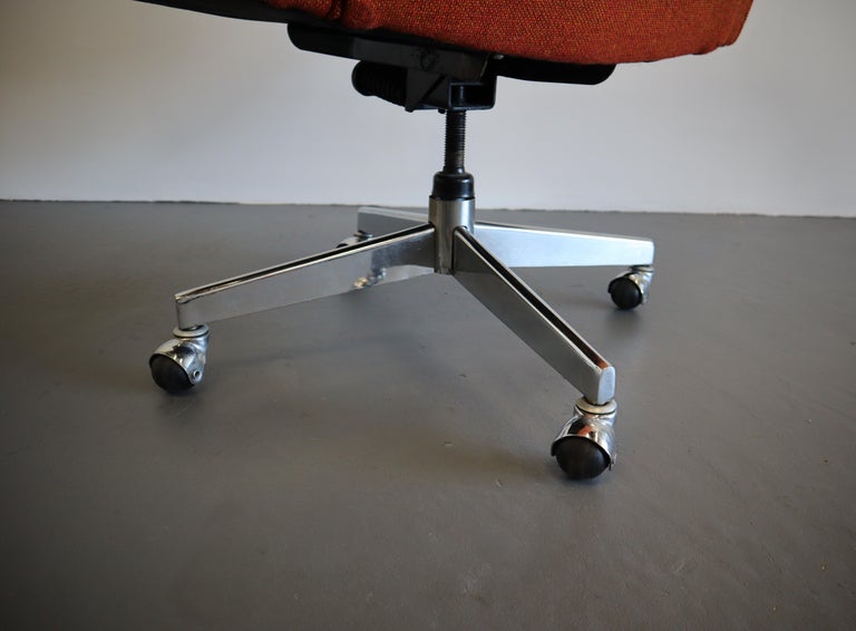 Vincent Cafiero for Knoll Desk Chair with Arms For Sale at 1stDibs