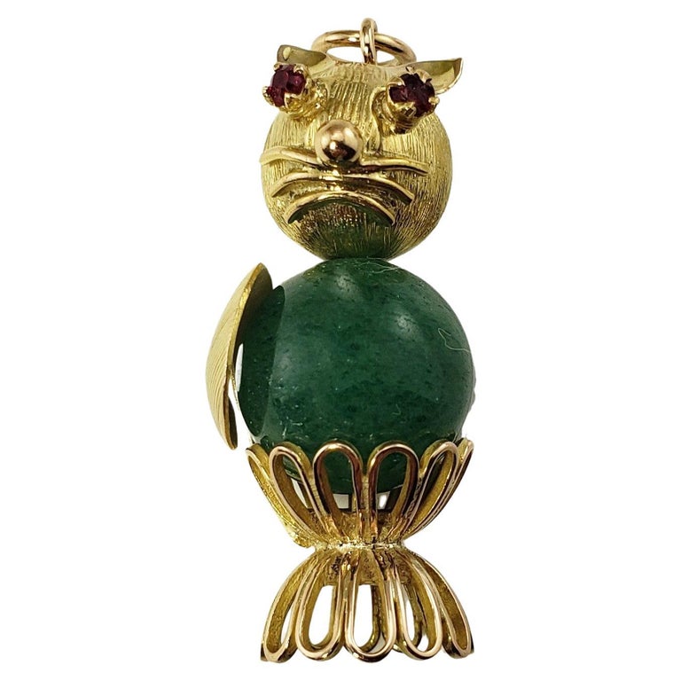 14 Karat Yellow Gold and Jade Cat Charm For Sale at 1stDibs