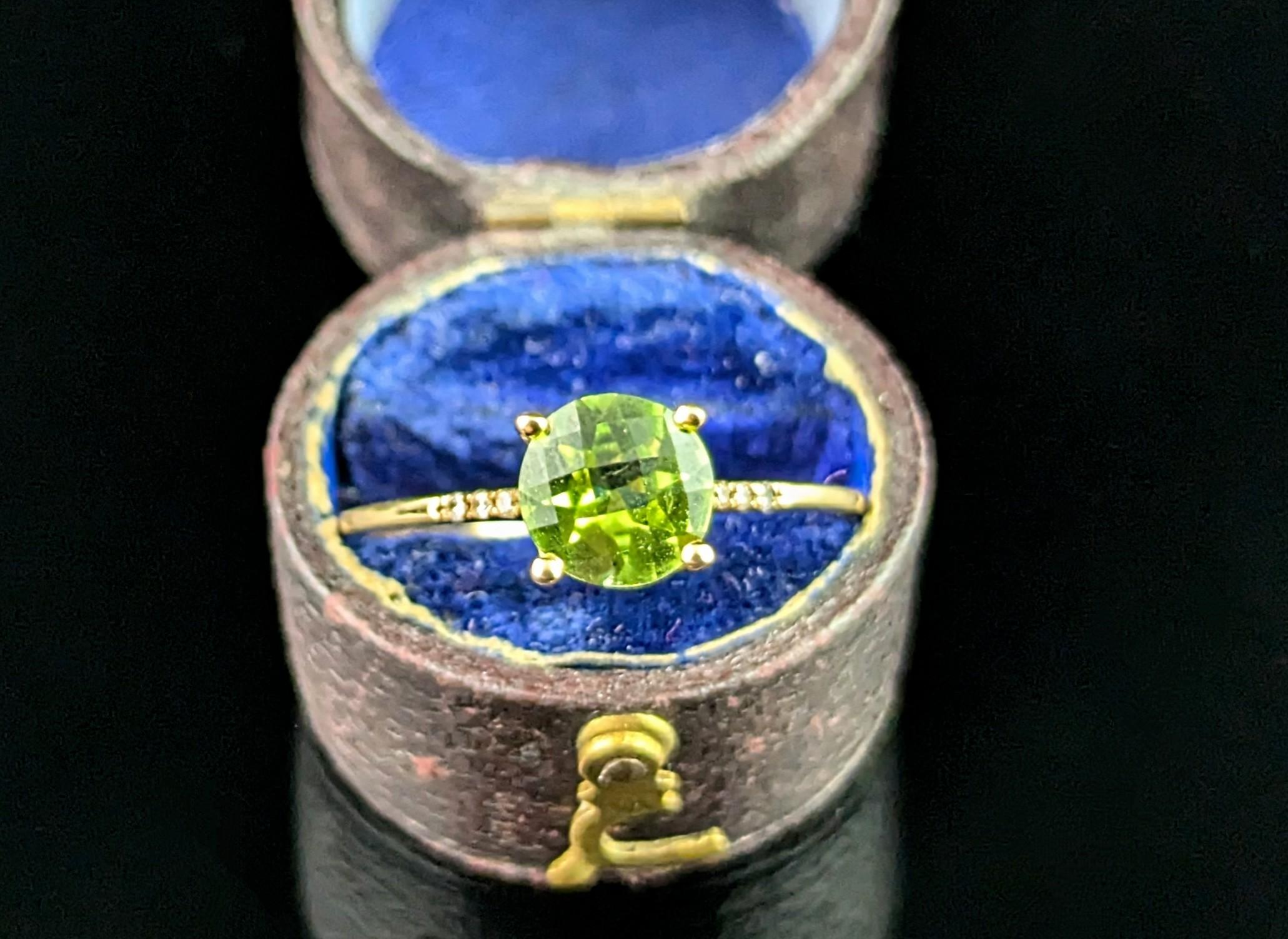 Vintage 14k gold Peridot and Diamond ring For Sale at 1stDibs