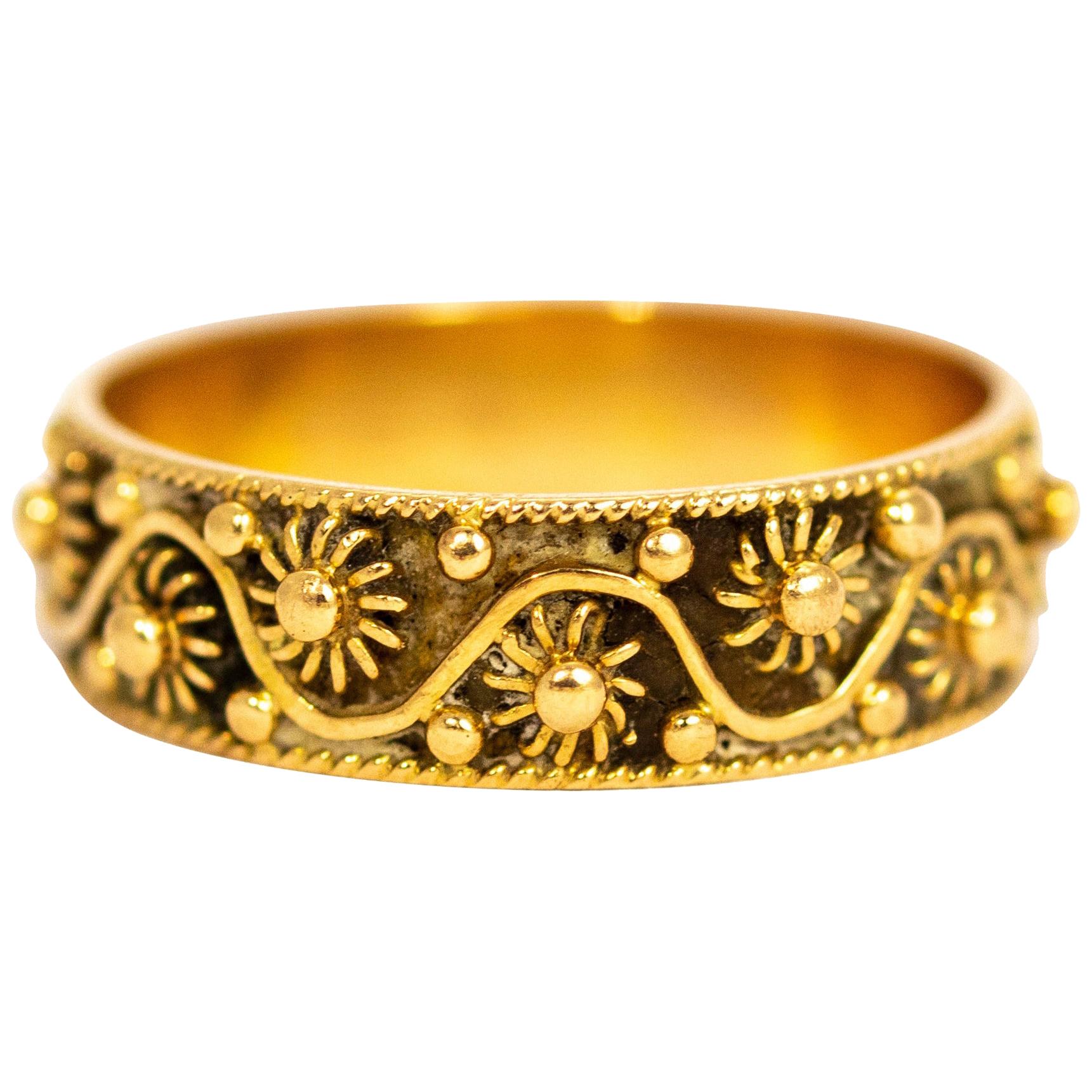 Vintage 18 Carat Gold Fancy Sun Motif Band at 1stDibs