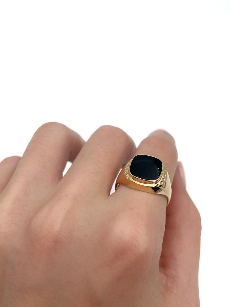 Vintage 18 Karat Yellow Gold Black Onyx Signet Ring For Sale at 1stDibs