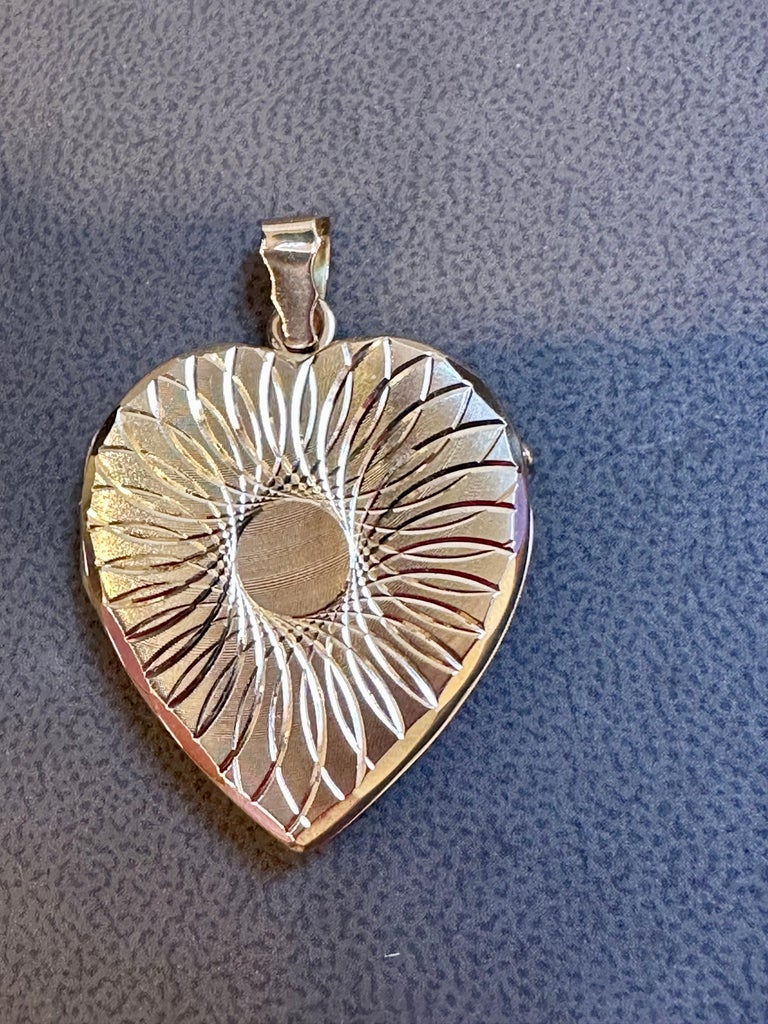 Vintage 18 Karat Yellow Gold Heart Locket , Space for 2 Pictures , NO ...