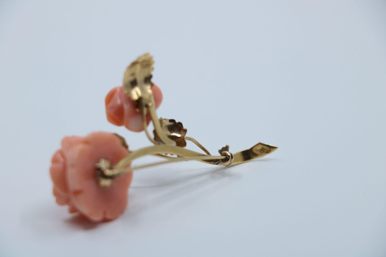 Vintage 18K Gold Coral Flower Brooch For Sale at 1stDibs