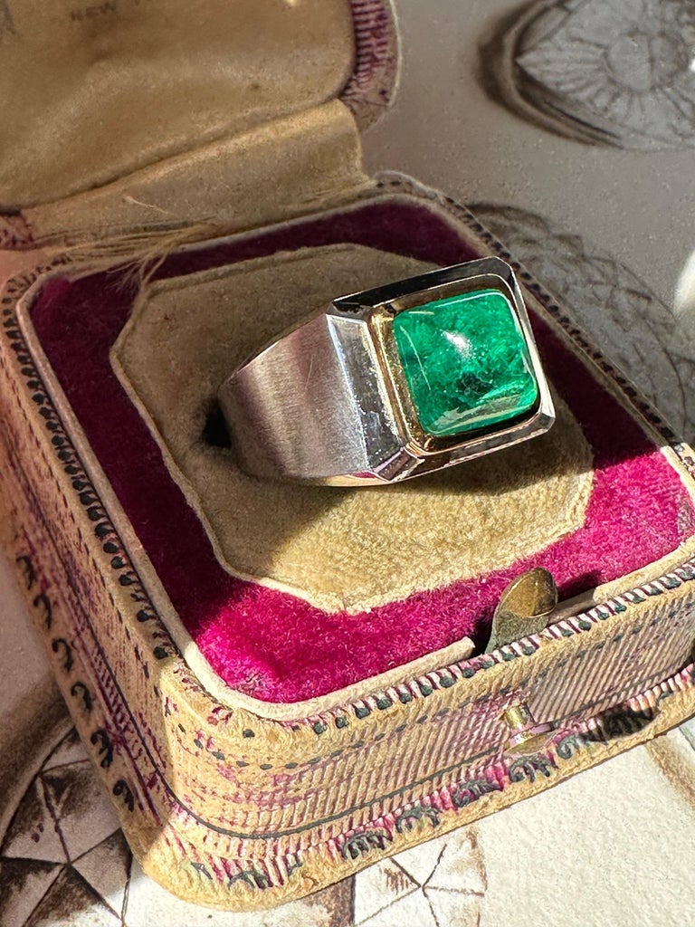 Vintage 18k Sugarloaf Emerald Ring For Sale at 1stDibs