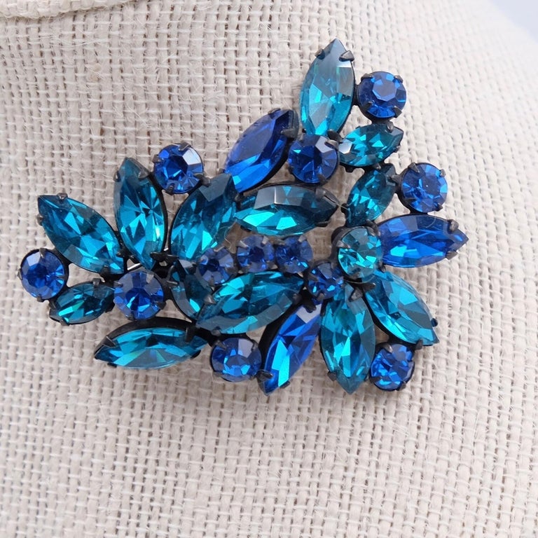Vintage 1950's Regency Deep Blue Crystal Brooch at 1stDibs