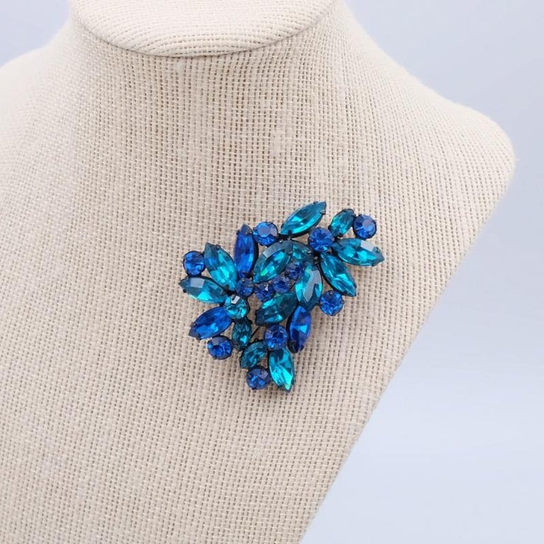 Vintage 1950's Regency Deep Blue Crystal Brooch at 1stDibs