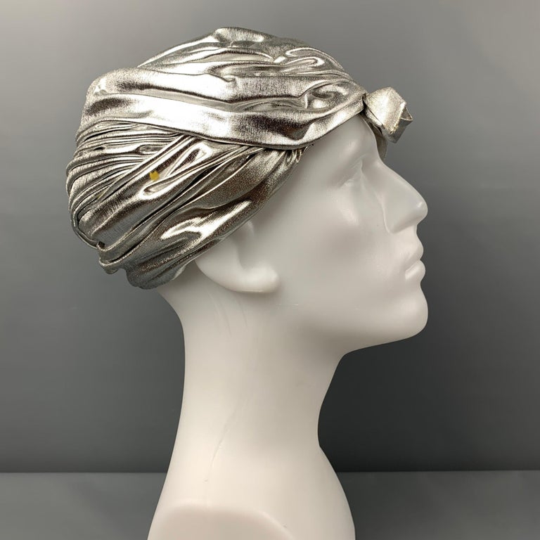 CHRISTIAN DIOR Silber Metallic-Turban-Hut, 1960er Jahre im Angebot bei ...