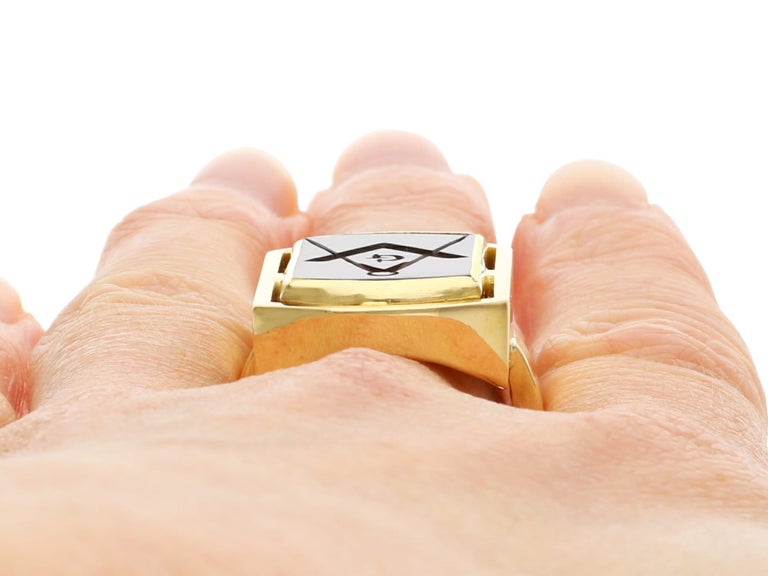 Vintage 3.31ct Agate and Yellow Gold Masonic Ring, Circa 1950 For Sale ...