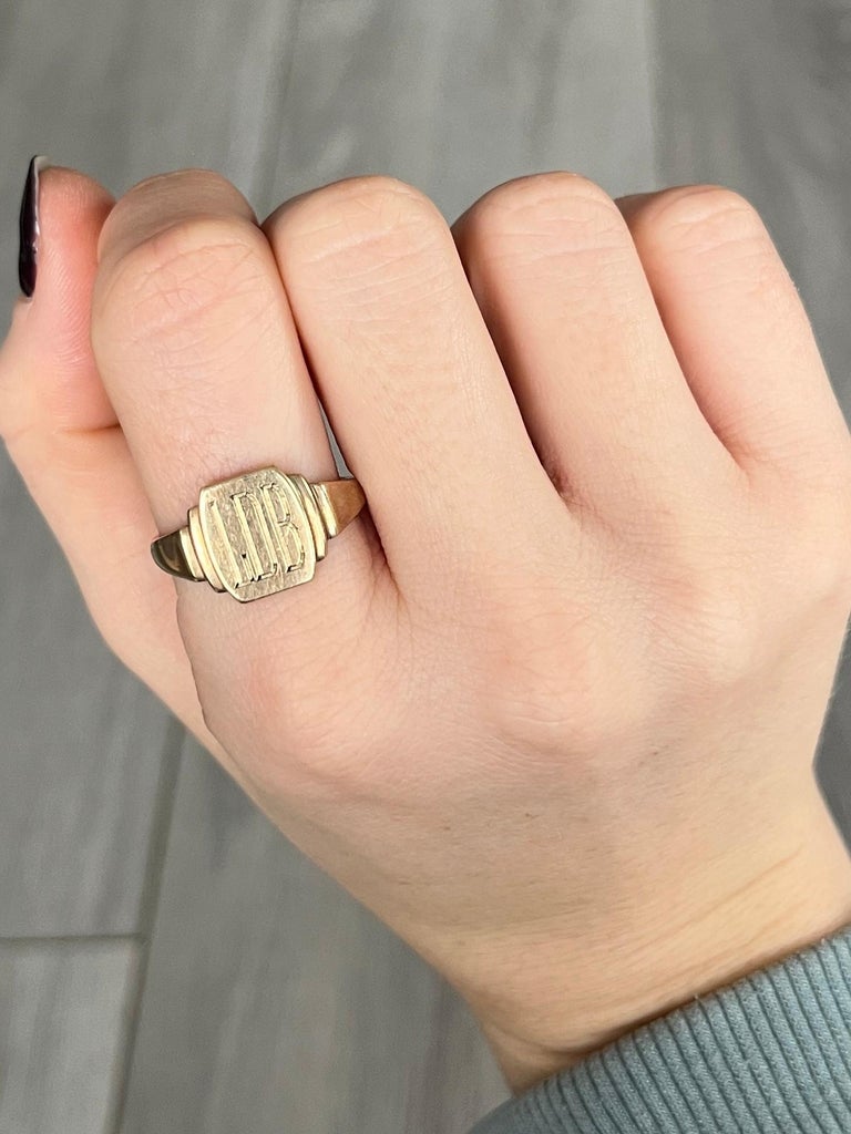 Vintage 9 Carat Gold Signet Ring For Sale at 1stDibs