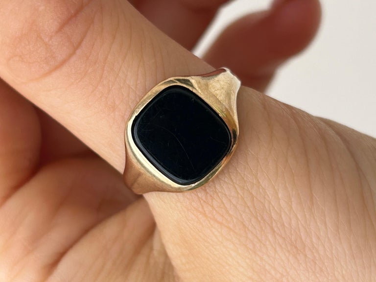 Vintage 9 Carat Yellow Gold Onyx Signet Ring For Sale at 1stDibs