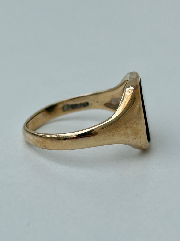 Vintage 9 Carat Yellow Gold Onyx Signet Ring For Sale at 1stDibs