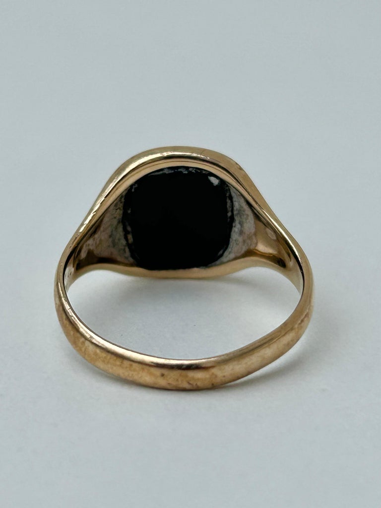 Vintage 9 Carat Yellow Gold Onyx Signet Ring For Sale at 1stDibs