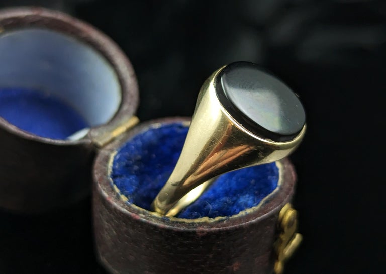 Vintage 9k Yellow Gold Onyx Signet Ring, Pinky Ring For Sale at 1stDibs