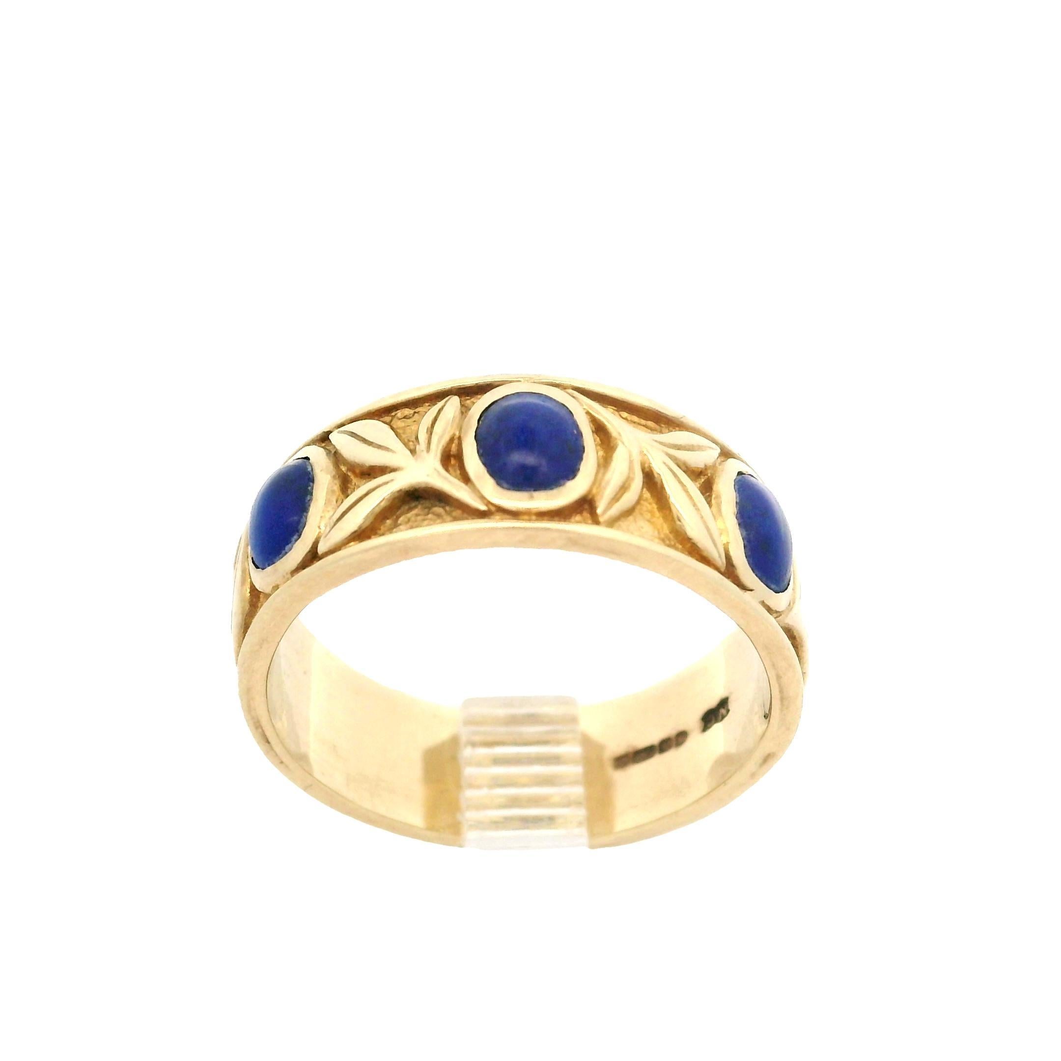 Vintage 9k Yellow Gold Vivid Blue Lapis Floral 7.4mm Wide Cigar Band Ring For Sale at 1stDibs