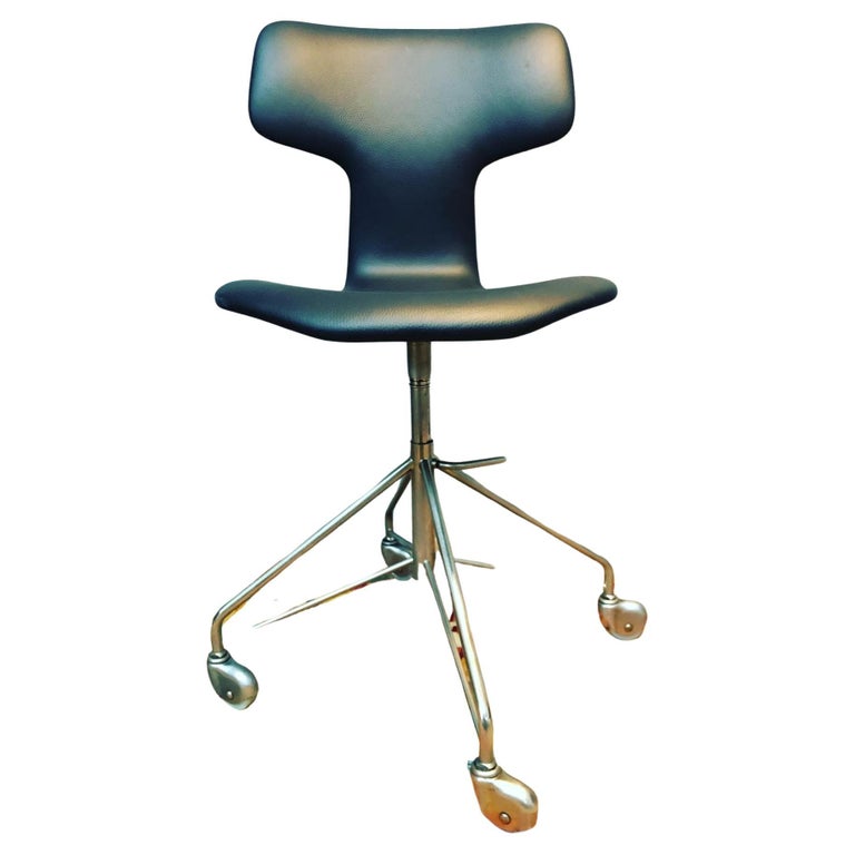 Vintage Arne Jacobsen 3113 Hammer Office Chair For Sale at 1stDibs