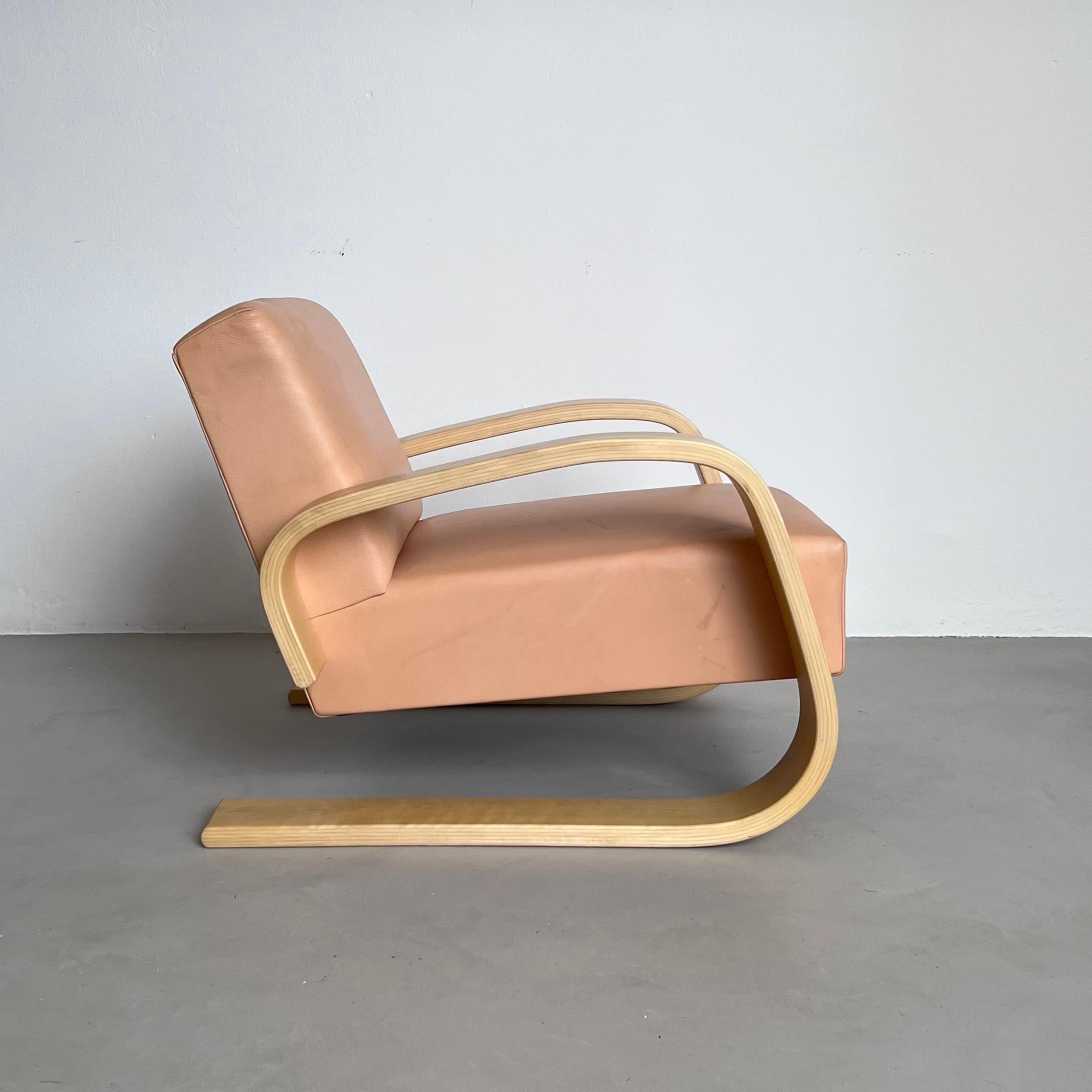 Vintage Artek 400 "Tank" Armchair by Alvar Aalto in Salmon Leather Upholstery For Sale at 1stDibs