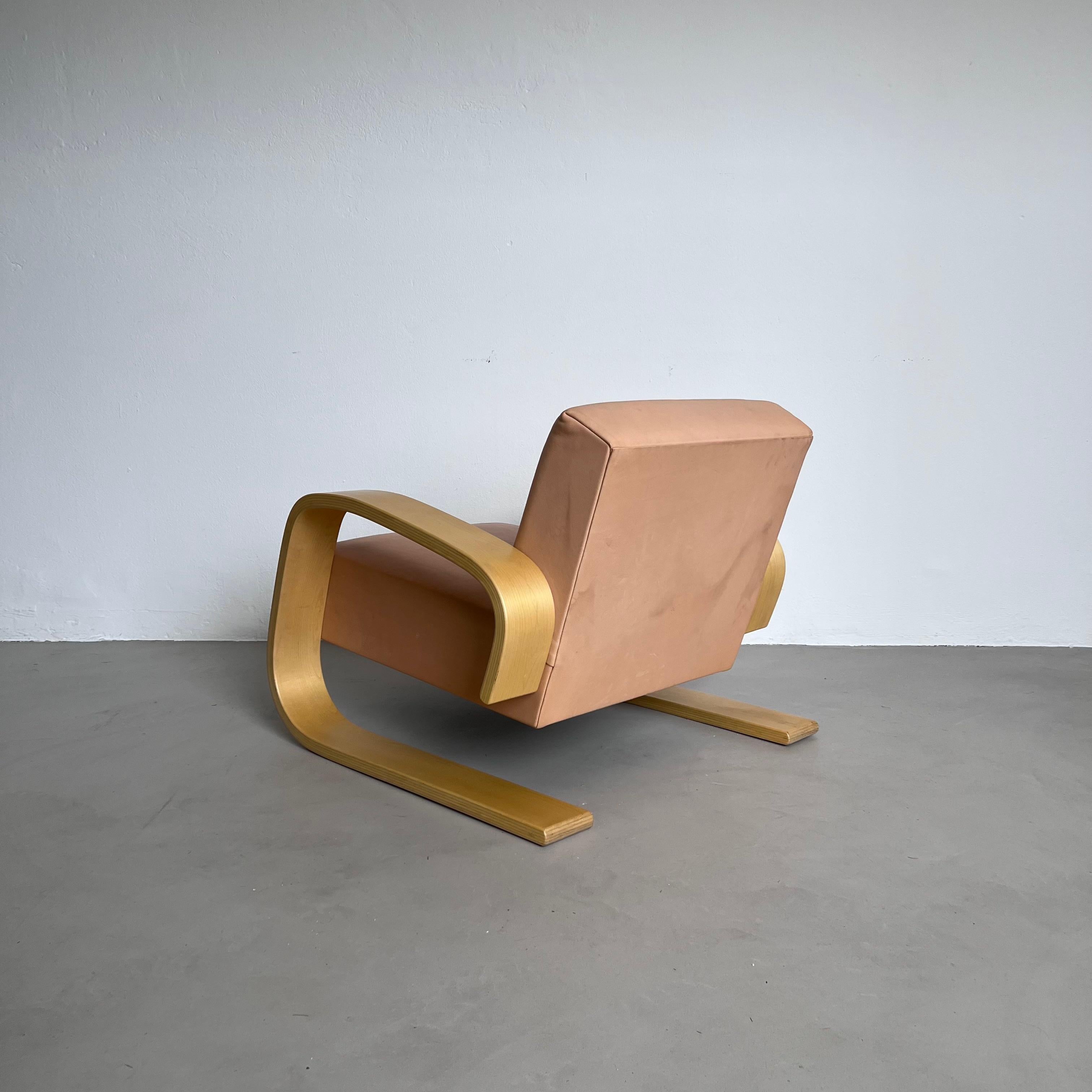 Vintage Artek 400 "Tank" Armchair by Alvar Aalto in Salmon Leather Upholstery For Sale at 1stDibs