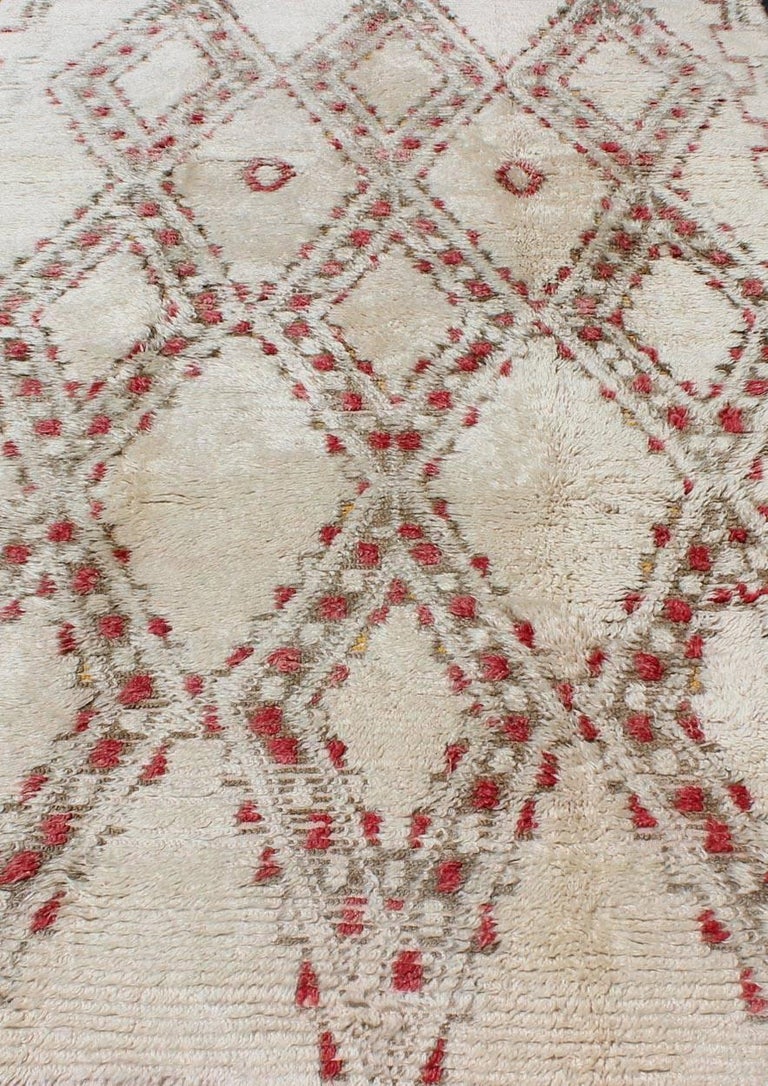 Vintage Beni Ouarain Moroccan Rug in White, Ivory, Taupe, Green and ...