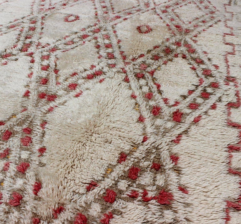 Vintage Beni Ouarain Moroccan Rug in White, Ivory, Taupe, Green and ...