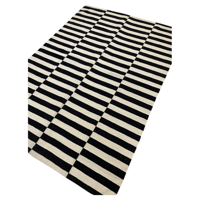 Vintage Black and White Kilim 4' 6" x 6' 4" For Sale at 1stDibs