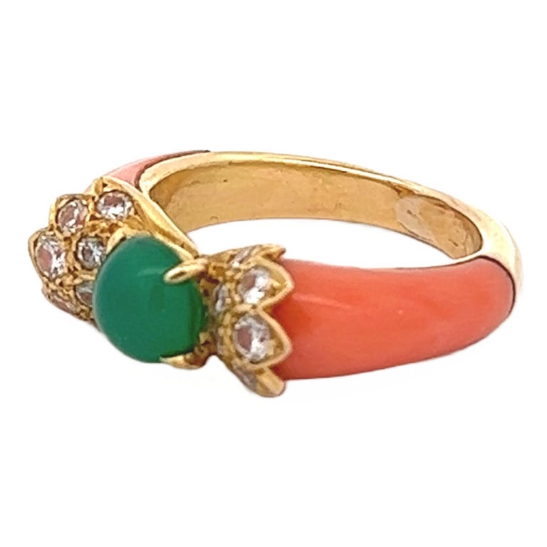 Vintage Chalcedony Coral Diamond 18k Yellow Gold Ring For Sale at 1stDibs