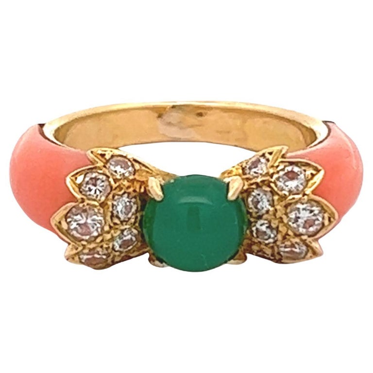 Vintage Chalcedony Coral Diamond 18k Yellow Gold Ring For Sale at 1stDibs