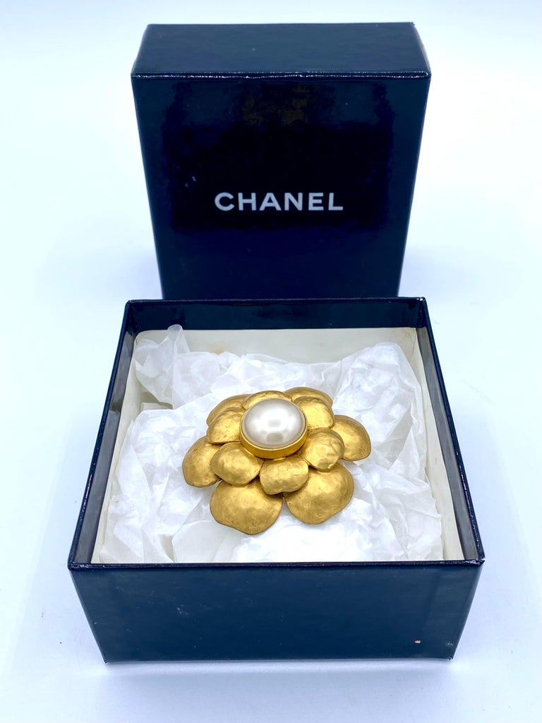Vintage Chanel Camelia Brosche in Gold métal von 1993 im Angebot bei ...