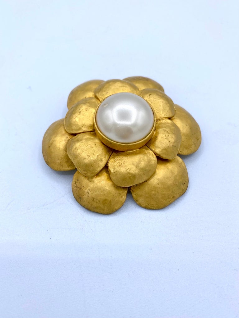 Vintage Chanel Camelia Brosche in Gold métal von 1993 im Angebot bei ...