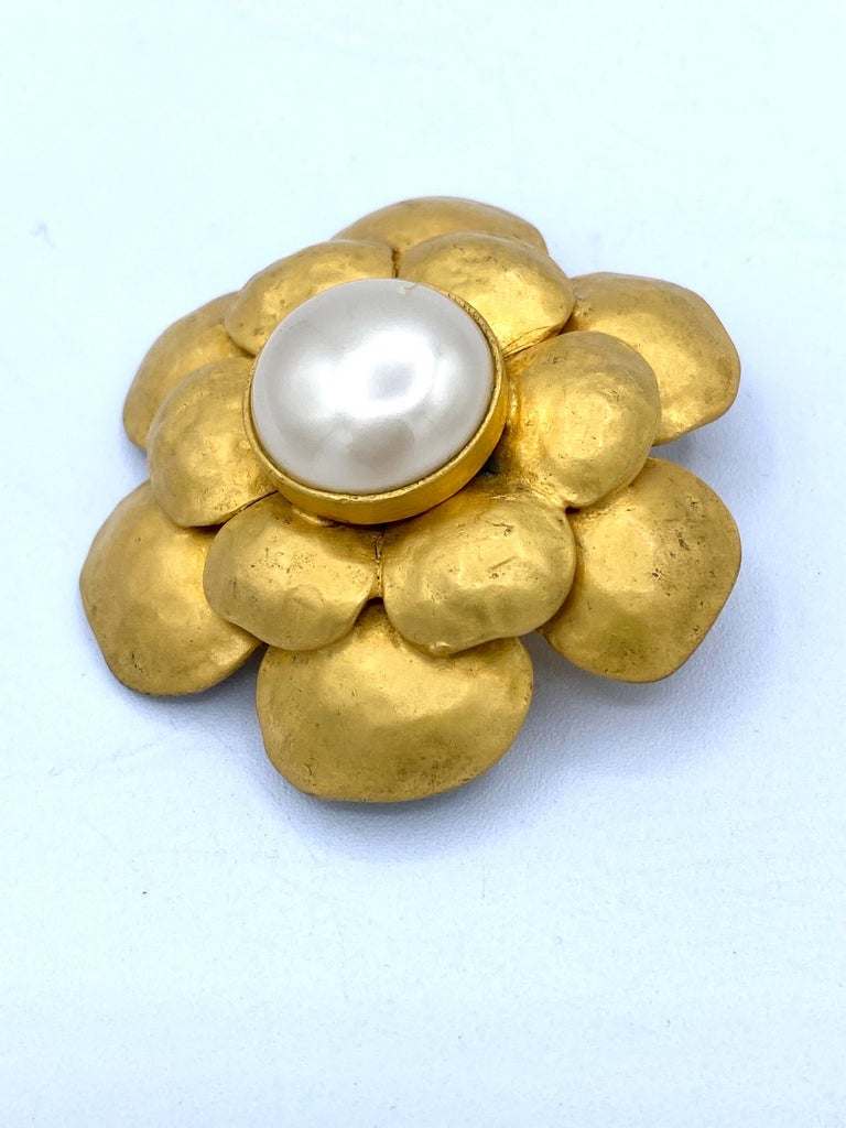 Vintage Chanel Camelia Brosche in Gold métal von 1993 im Angebot bei ...