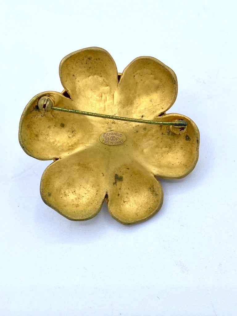 Vintage Chanel Camelia Brosche in Gold métal von 1993 im Angebot bei ...