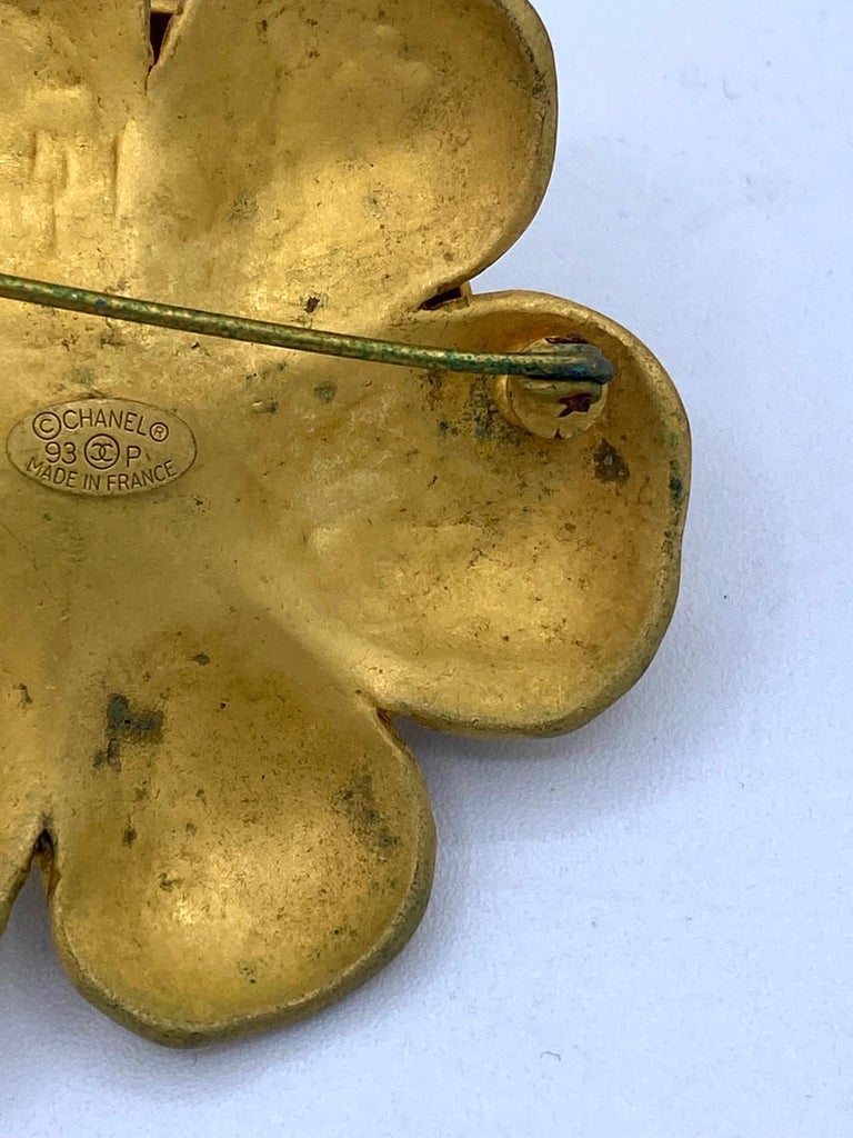 Vintage Chanel Camelia Brosche in Gold métal von 1993 im Angebot bei ...