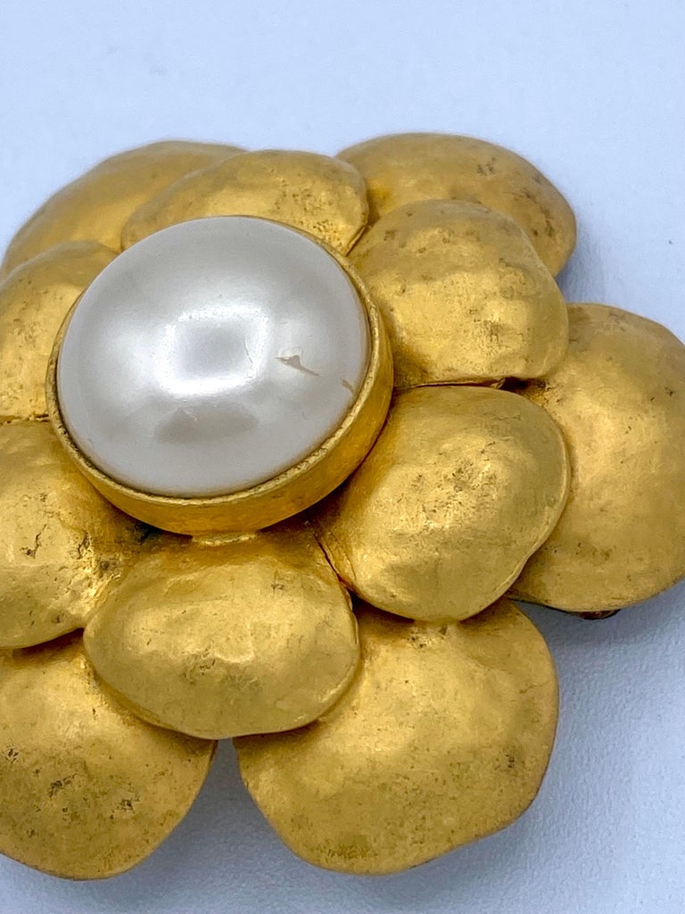 Vintage Chanel Camelia Brosche in Gold métal von 1993 im Angebot bei ...