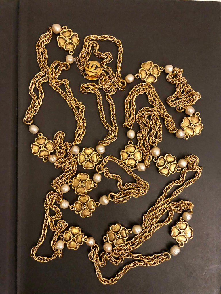 Vintage CHANEL Gold getönter Kleeblatt CC Kunstperlen lange Kette Halskette 200cm im Angebot bei ...