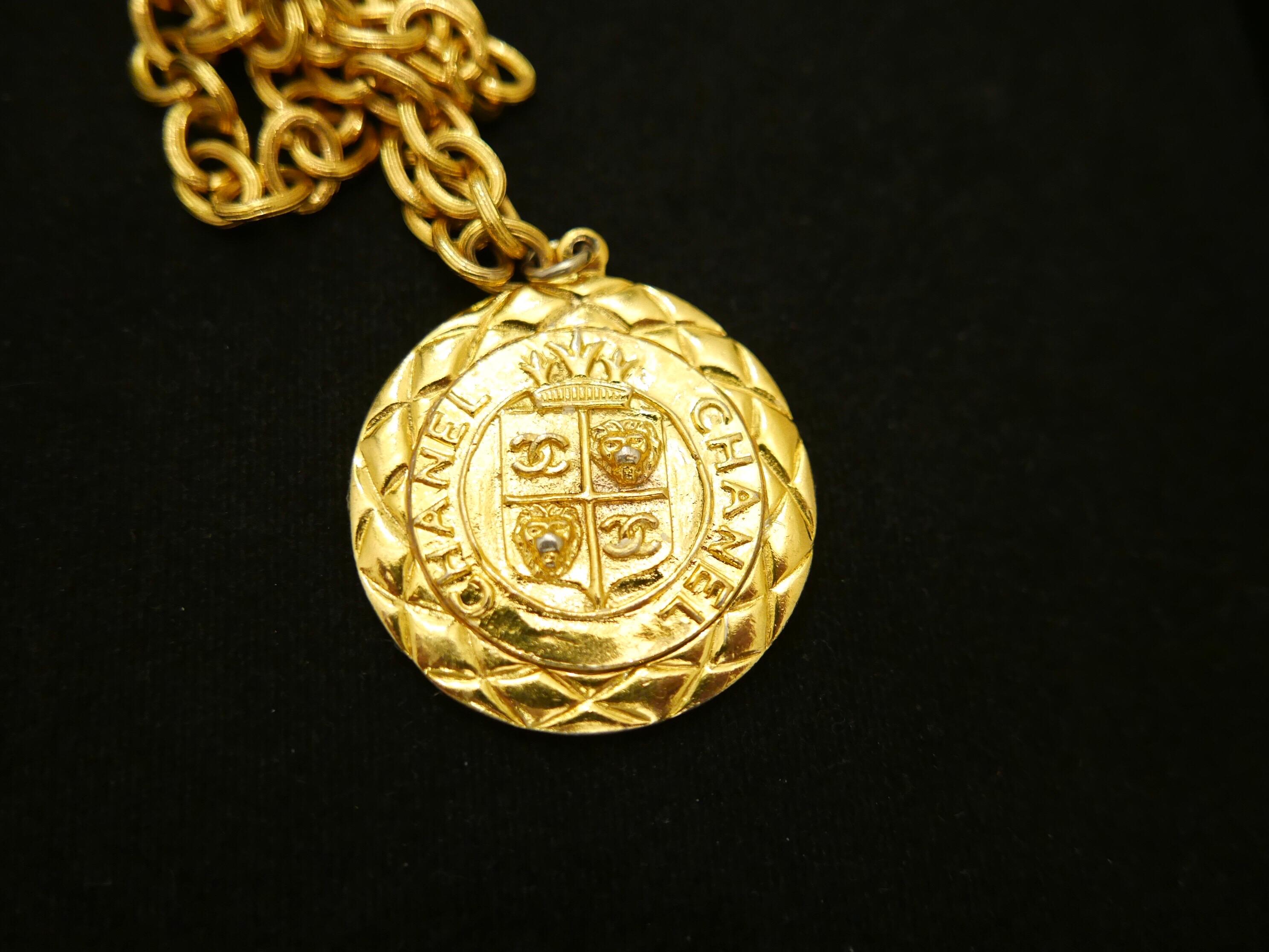 Vintage CHANEL Gold Toned Medallion Chain Necklace at 1stDibs