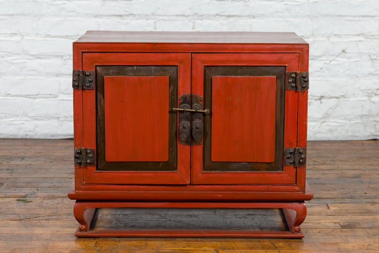 Petit meuble de rangement chinois vintage en laque rouge avec accents ...