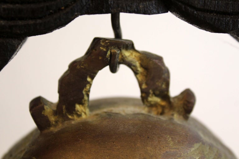 Chinesische Gong-Glocke aus Holz und Messing, 20. Jahrhundert im ...