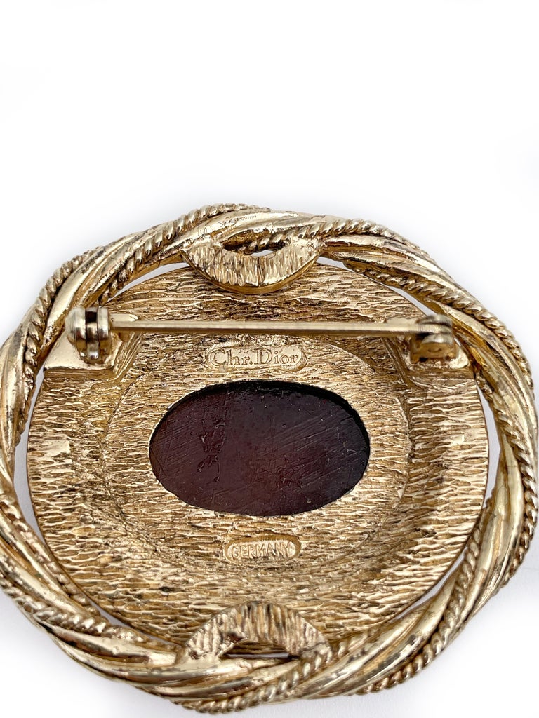 1980er Jahre Vintage Christian Dior Goldfarbene ovale Vintage-Brosche mit Strass in Braun bei ...
