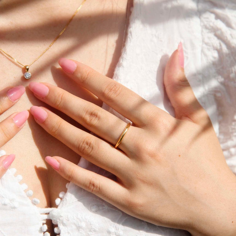 Vintage circa 1960s 18 Carat Yellow Gold Arrow Textured Stacking Band Ring For Sale at 1stDibs