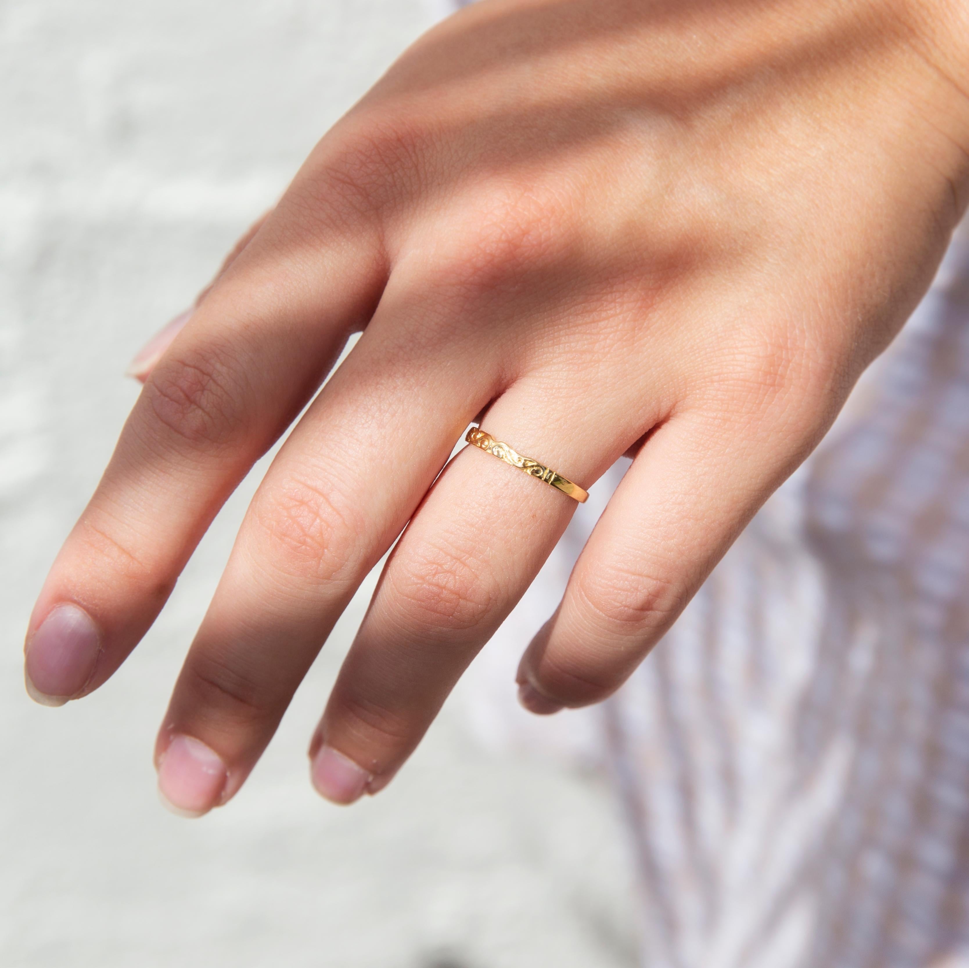 Vintage circa 1970s 18 Carat Yellow Gold Paisley Patterned Unisex Stacking Ring For Sale at 1stDibs