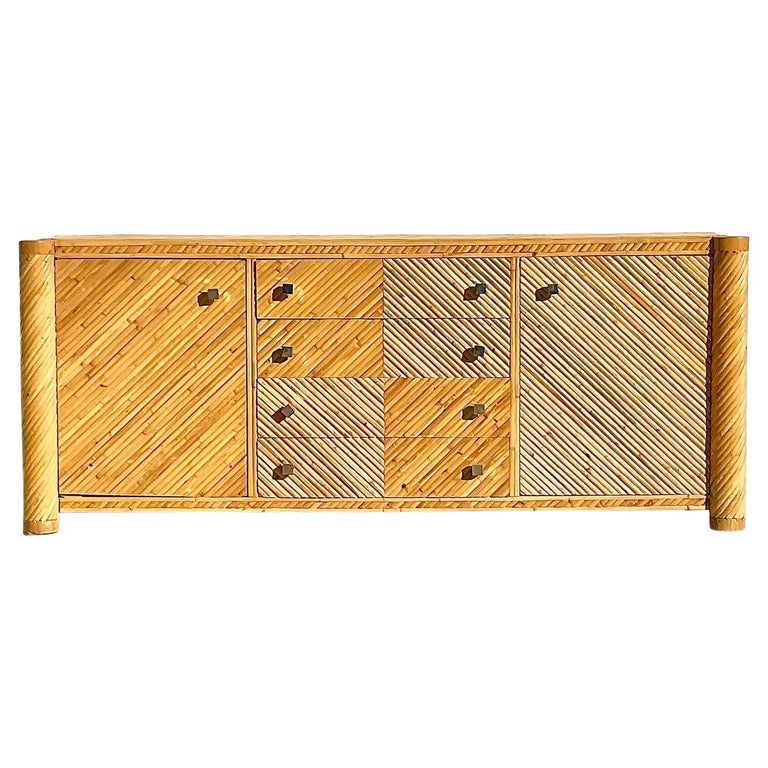 Küsten-Anrichte aus Chevron-Rattan im Angebot bei 1stDibs