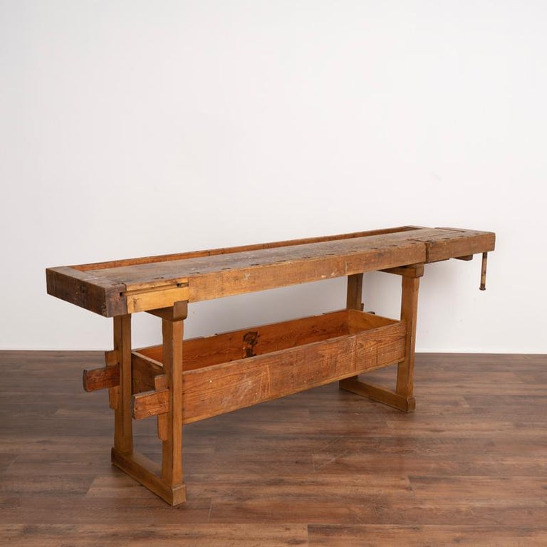Vieille table de travail danoise rustique pour menuisier En vente sur 1stDibs