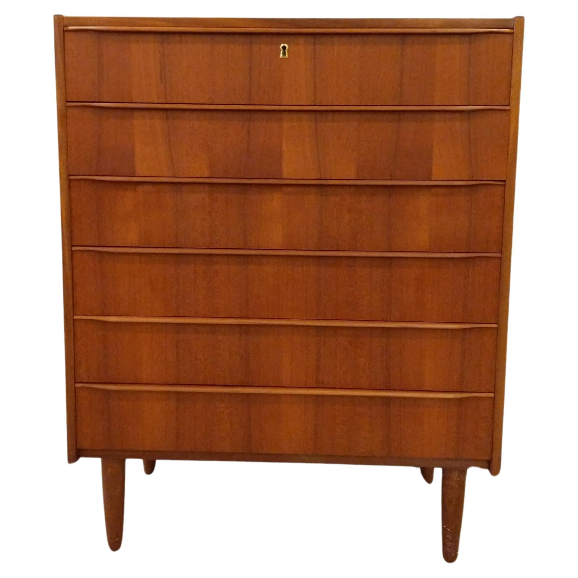 Vintage Danish Modern Teak Dresser For Sale at 1stDibs