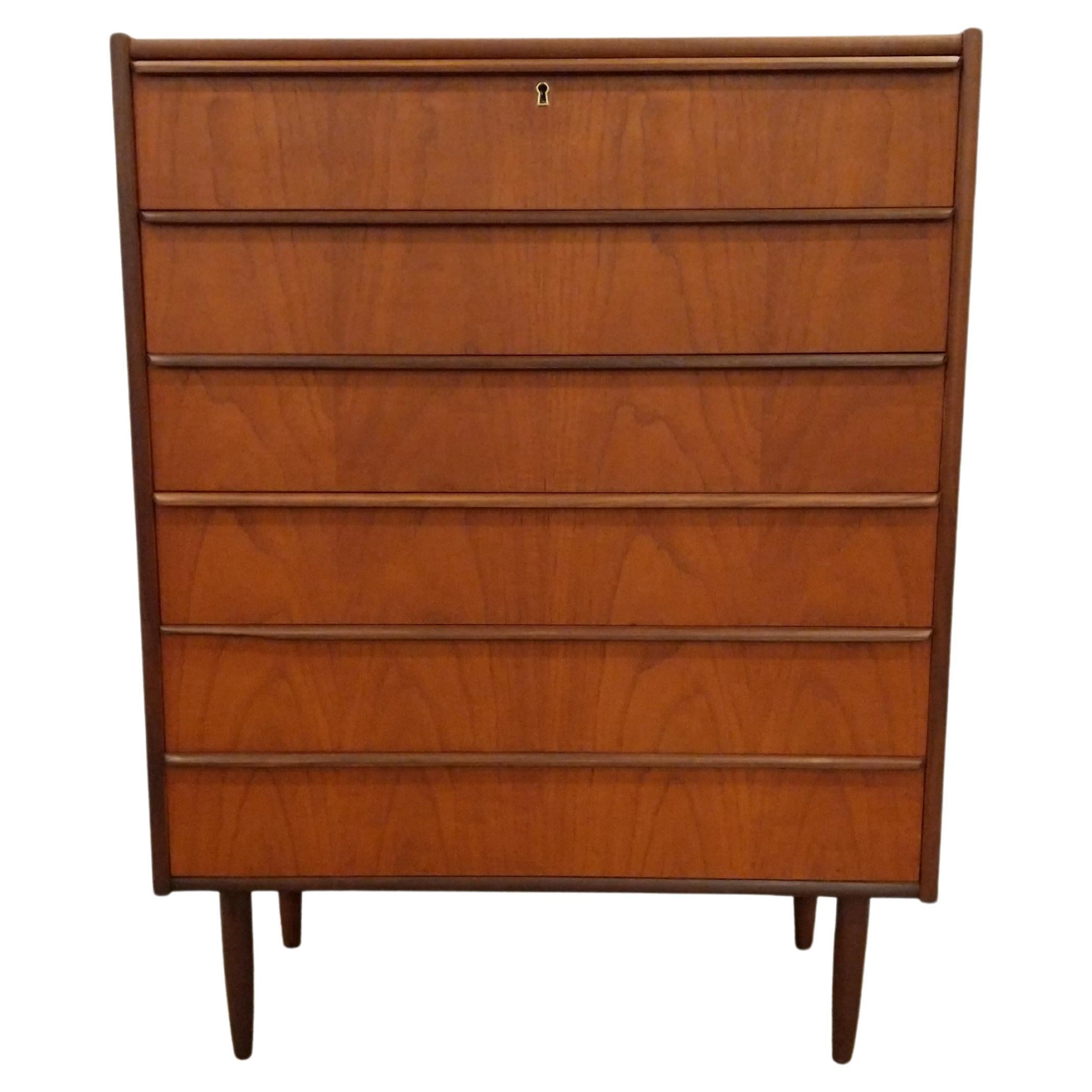 Vintage Danish Modern Teak Dresser For Sale at 1stDibs