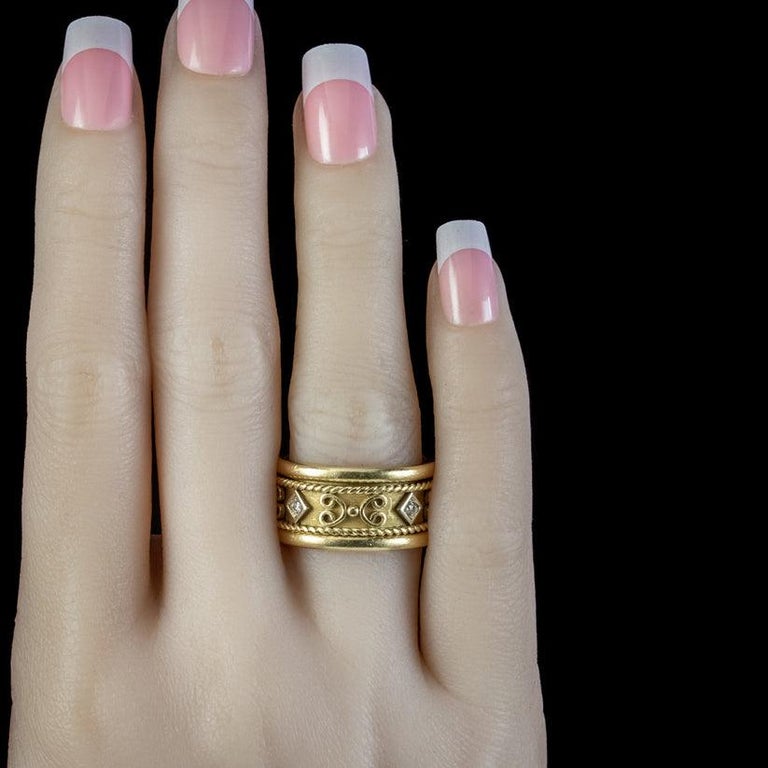 Vintage Diamond Spinning Band Ring in 18 Carat Gold For Sale at 1stDibs