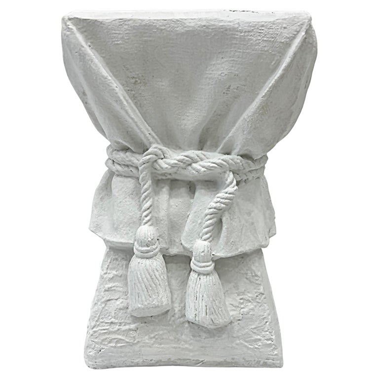Hocker/Beistelltisch aus drapiertem Gips mit Seil, Dickinson-Manier im ...