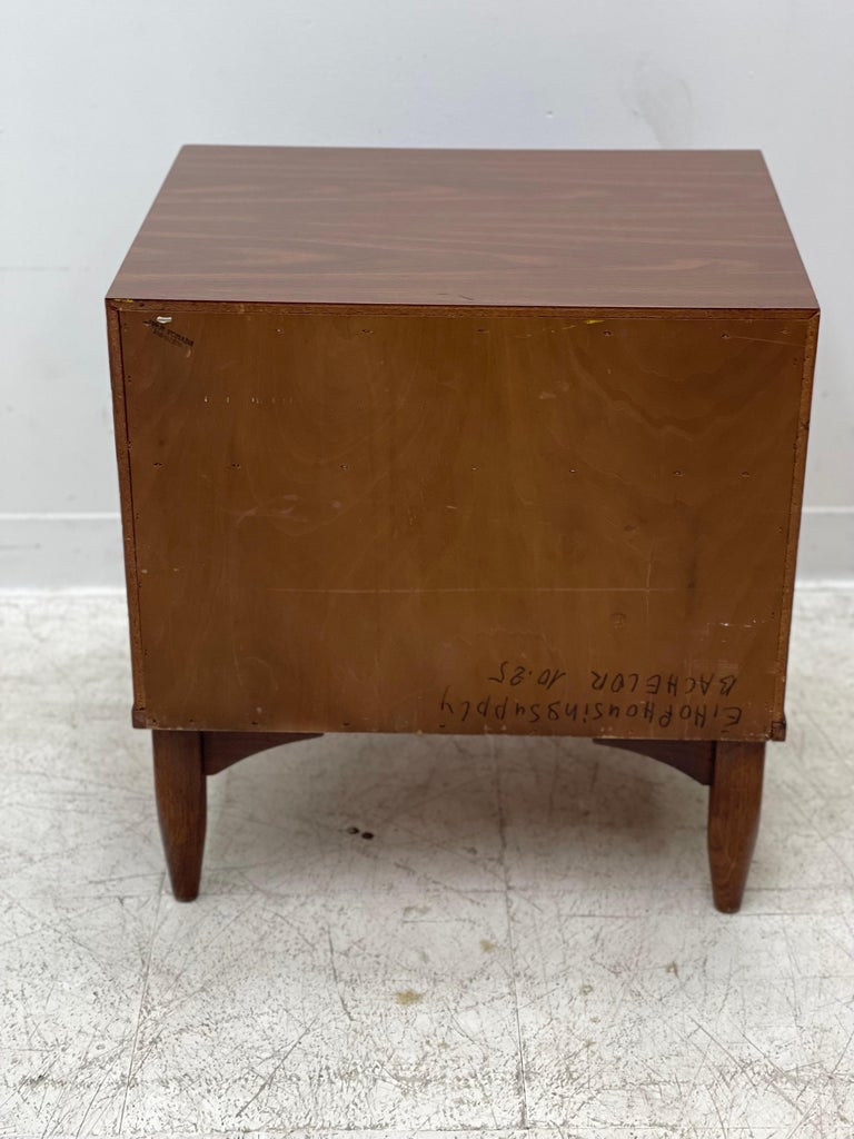 Vintage Drexel Nightstand, Dovetail Drawers For Sale at 1stDibs