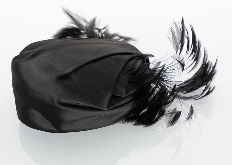 Vintage Elsa Schiaparelli Schwarzer geformter Satin-Hut mit Federn bei ...